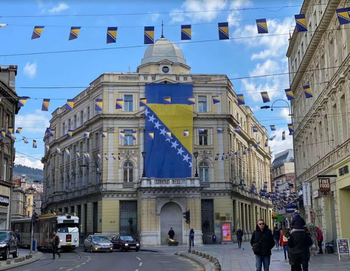 Postavljena velika zastava BiH na zgradi Vječne vatre