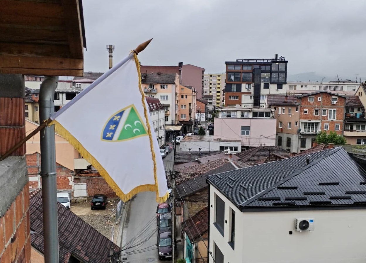 Bošnjački bajrak na kućama i zgradama u Sandžaku (Foto)